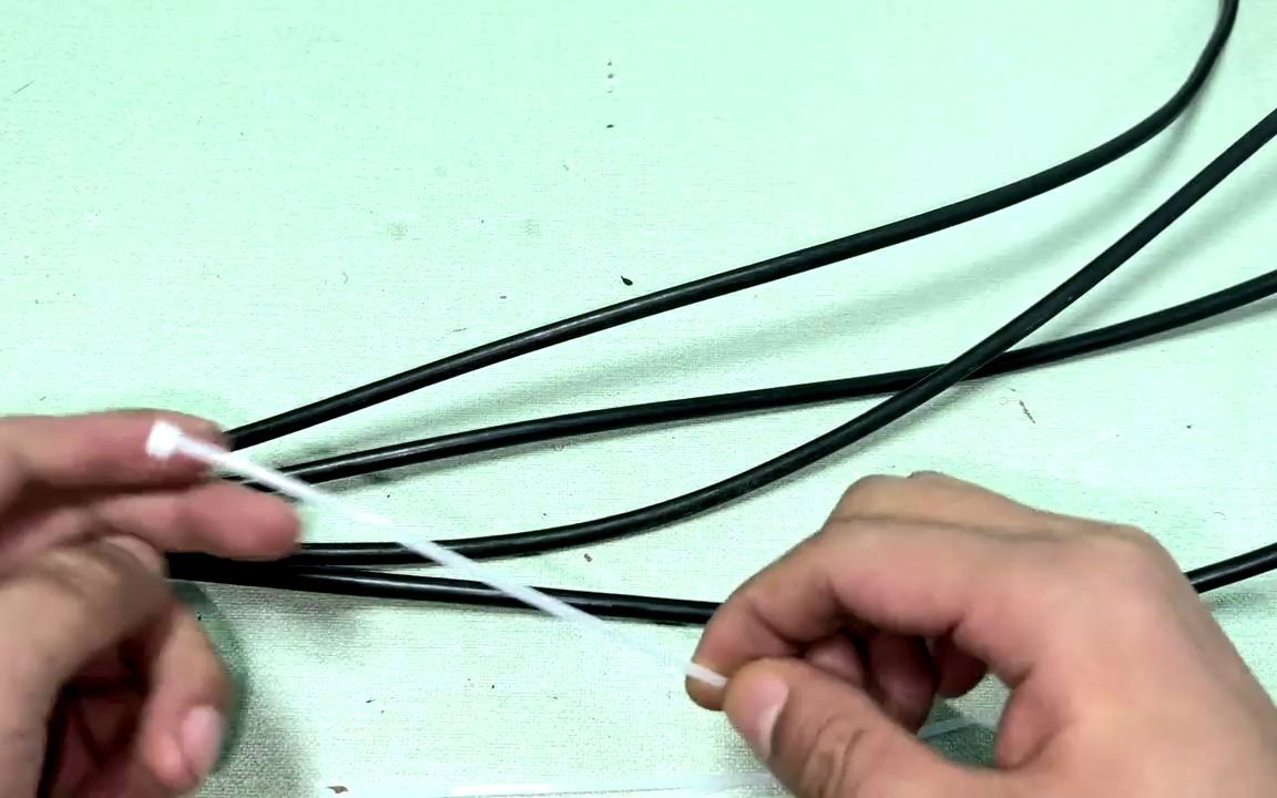 墙上的电线是明线,看着乱糟糟的怎么办?教你一招,美观又安全