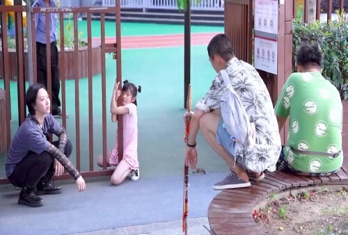 幼儿园小朋友表演了个节目,直接把妈妈给气吐血了