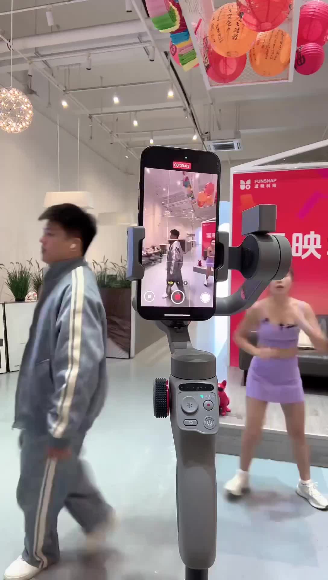 多人出境也不会乱跟拍的稳定器,精准识别跟随#逗映稳定器#双十一好...