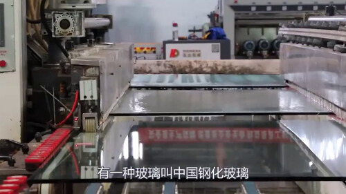 神奇的国产钢化玻璃,老外挑战撞碎钢化玻璃,结果太尴尬!