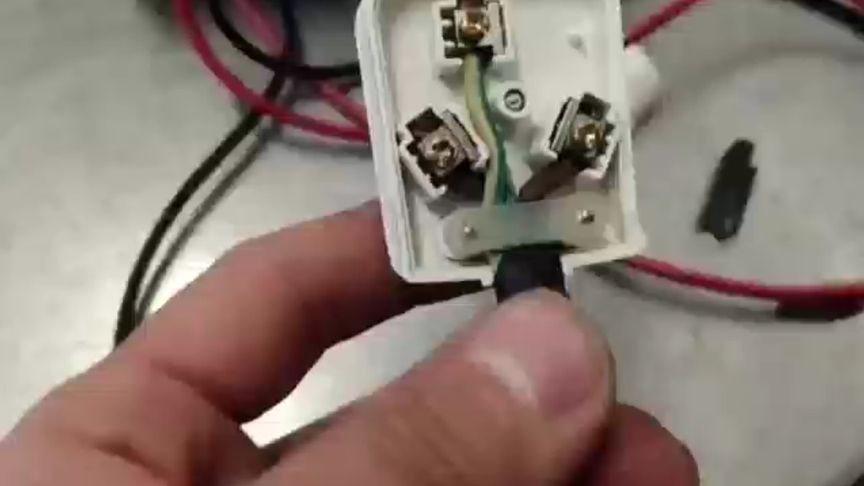 16A插头安装好后注意接线检查,万用表查火线与零线地线有无短路
