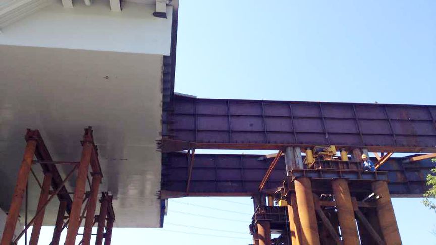 桥梁是这样顶推的