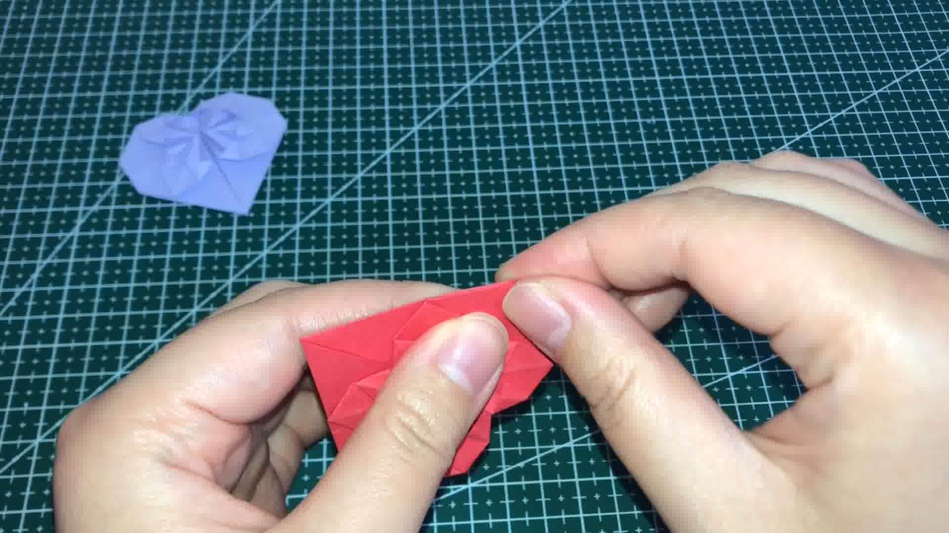 用半张纸就可以折一个爱心,简单有创意,学起来吧