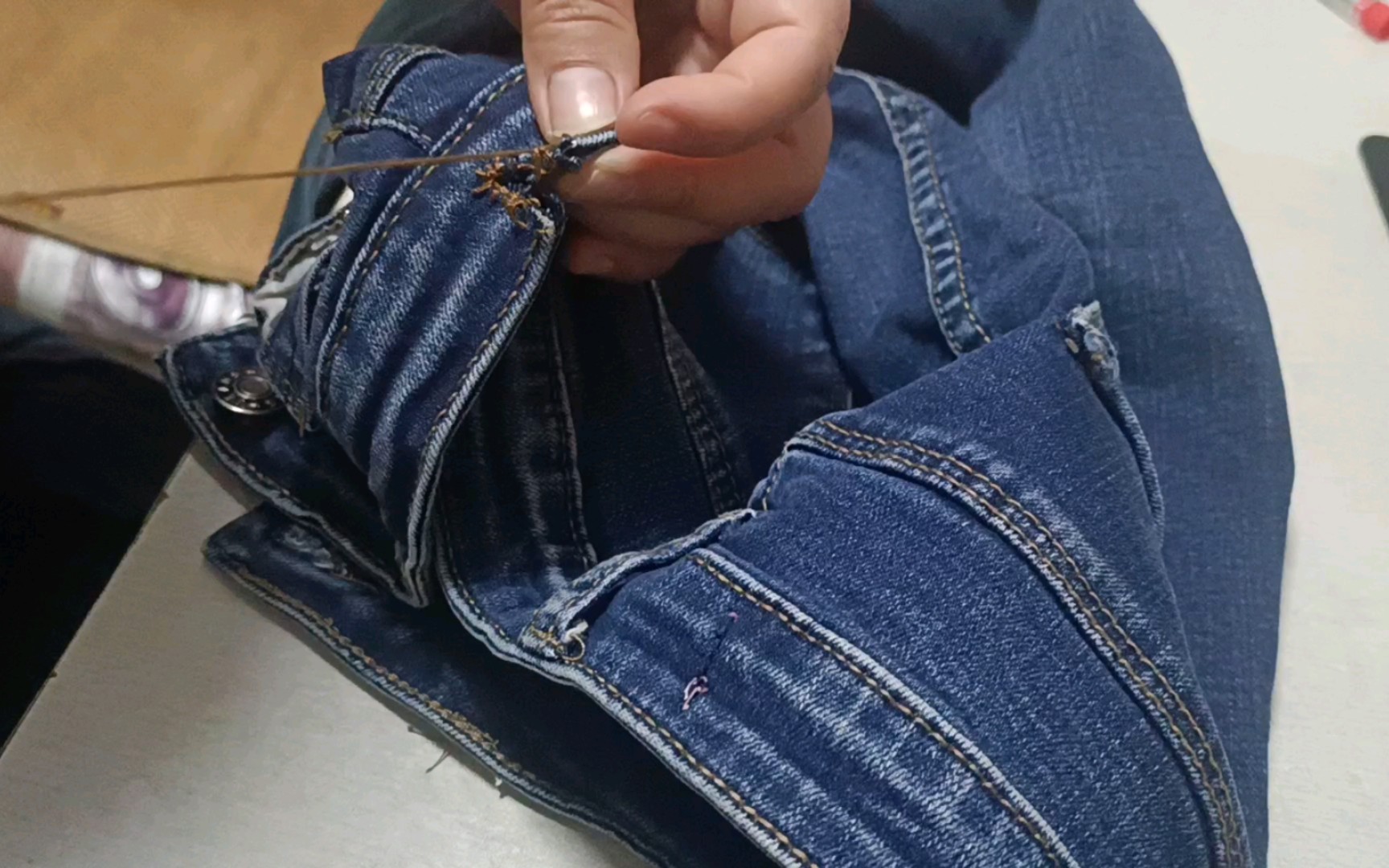 牛仔裤腰小怎么办。如何改大,最简单的方法