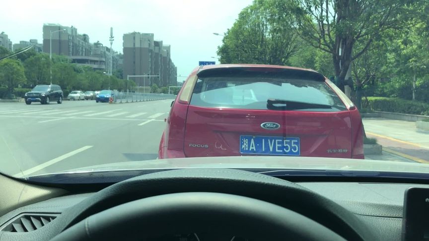 新手找不准车头位置?学会这一招,在车内就能轻松判断