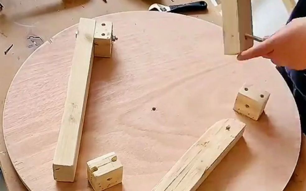 自己动手DIY做一个拼接小圆桌,原木风家居必备