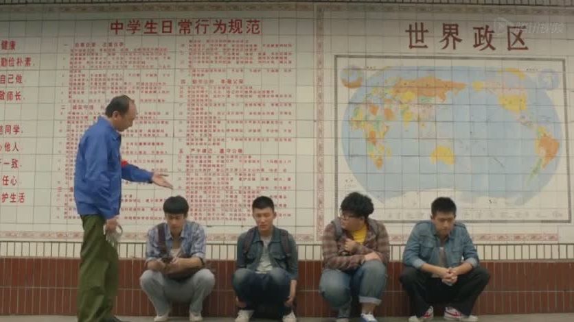 骑自行车冲进学校撞到人,被宿管大爷好好教育了一番