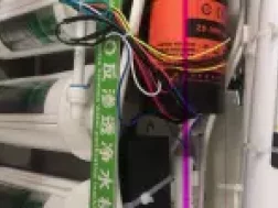 开聚2t3y同用黑色不锈钢立式温热净水器更换滤芯教程。