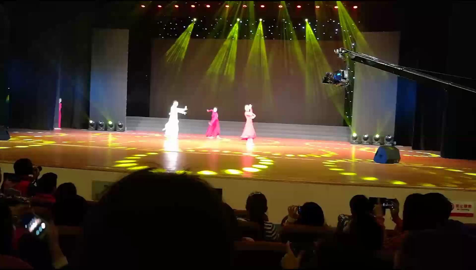 学校教室团队的舞蹈,太美妙太震撼了!