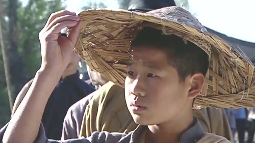 小兵张嘎怒怼汉奸敢问进城原因,剧情反转引人惊叹!