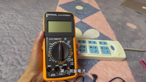 万用表测量220伏电流怎样测电压?