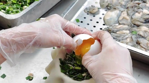 34岁宝妈摆摊卖小吃,日赚1000,在老公婆婆面前是挺直了腰杆