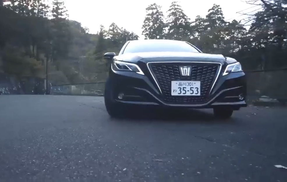 试驾2020款丰田皇冠,坐进驾驶座按下启动键,才是惊艳的开始