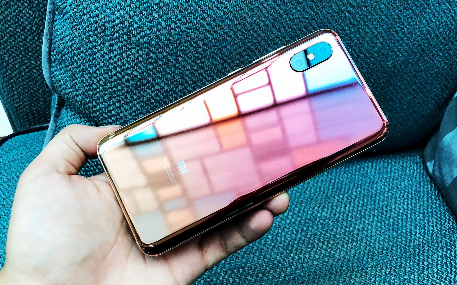 小米8屏幕指纹版开箱:这个配色和后盖确实亮眼