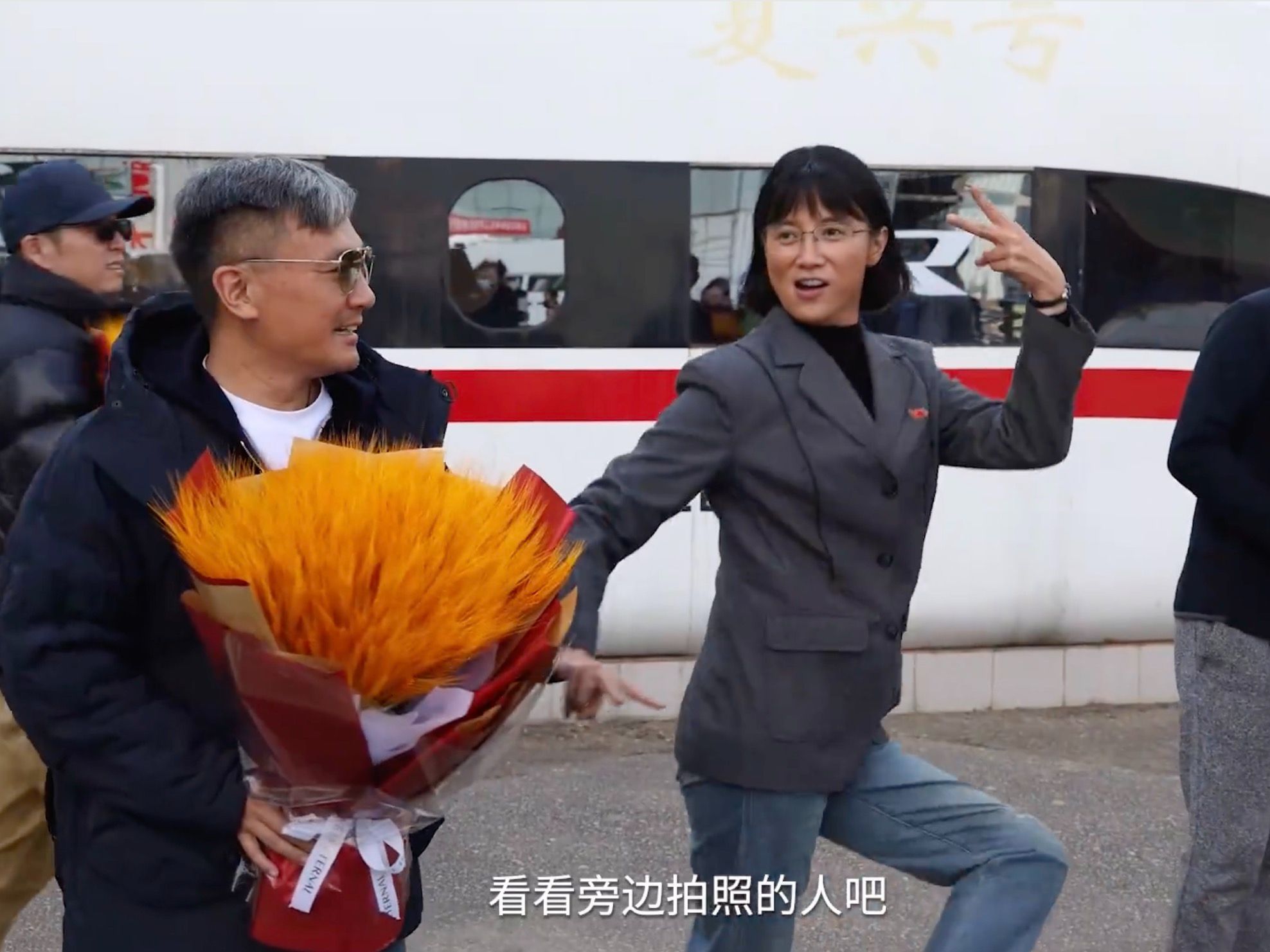 【电视剧山花烂漫时】花絮 宋佳带队跳广播体操跳错版本 片场的solo...
