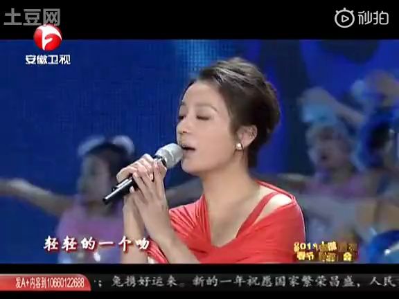 【2011年安徽卫视春晚 零演出费赵薇回家过年】演唱《微小的部分》