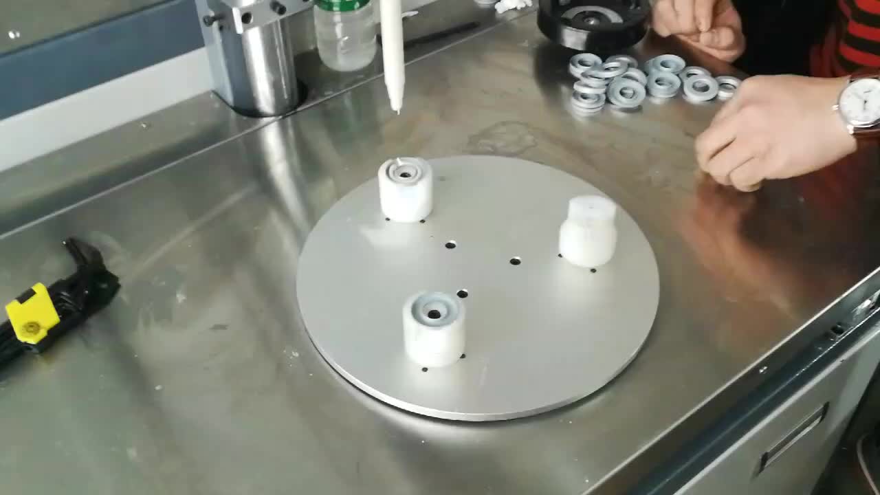 实拍滤清器端盖注胶机工作原理