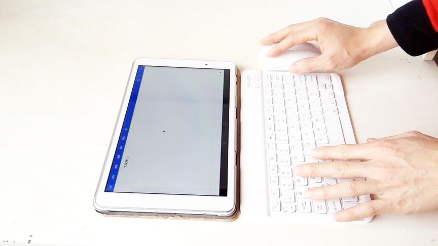 android平板电脑配上蓝牙键盘鼠标立变临时办公神器