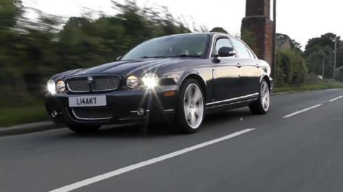 全球仅280台!1994年捷豹XJ220大陆惊鸿一瞥,极速传奇今何在?