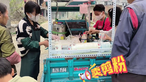 和男友摆摊第一天,周末出摊生意好,45斤粉5小时收入390元