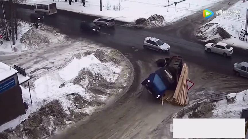 汽车隧道正常行驶 行车记录仪却忠实地记录下了这一幕