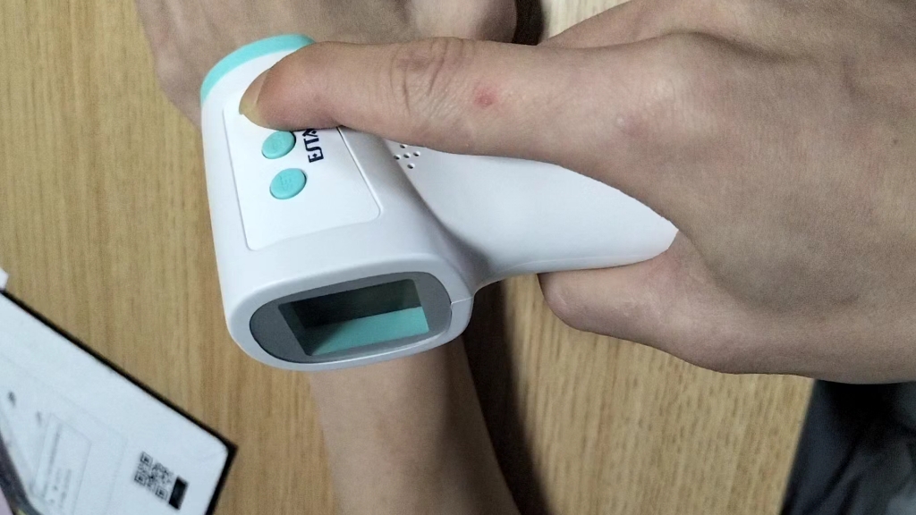 额温枪的使用方法