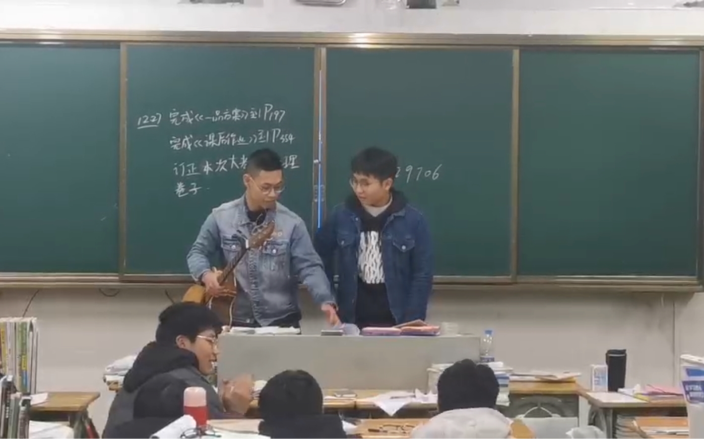 2022届江西省南康中学中英文补习班元旦班会才艺表演《光辉岁月》...
