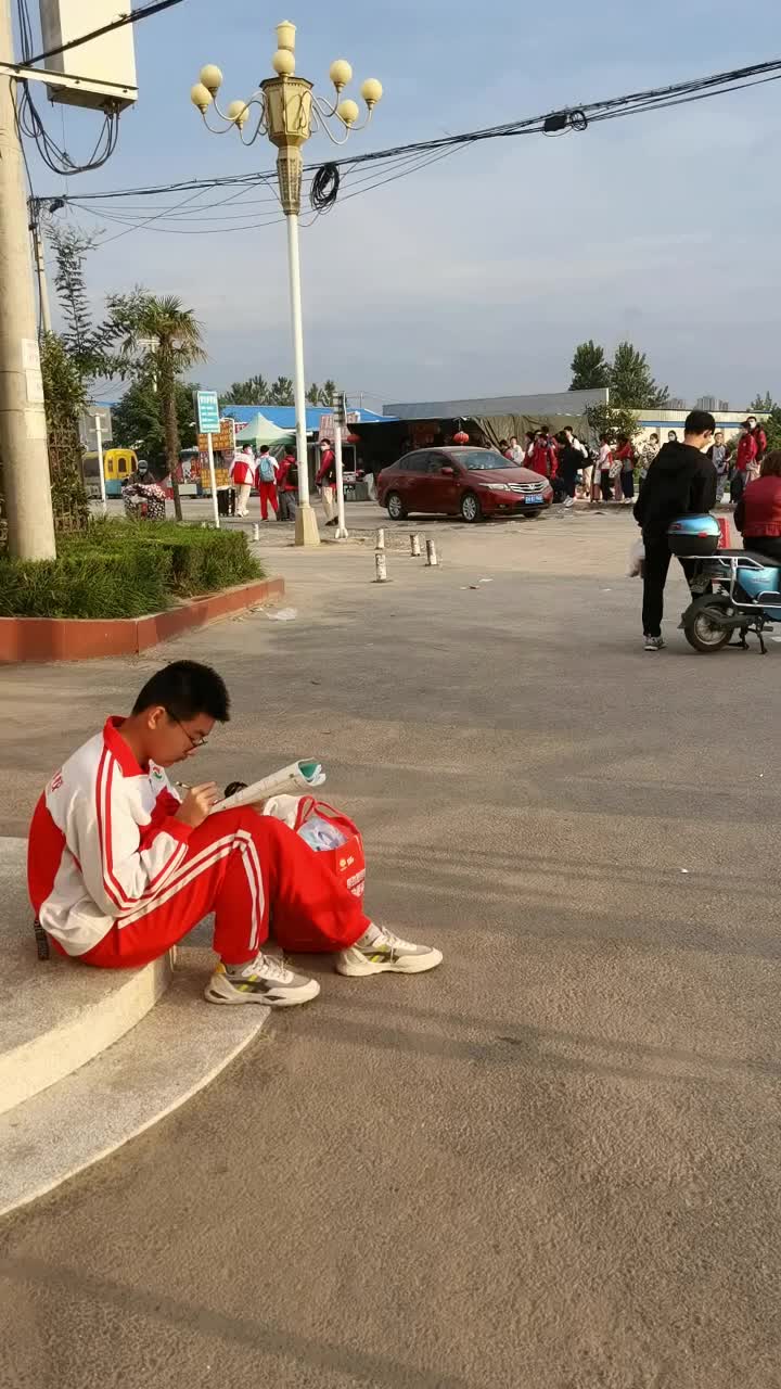 周末放假,学校大门口发现一个学霸,人来人往,车水马龙,都没有打扰他...