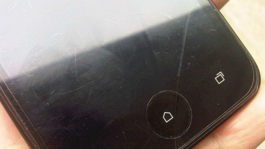 手机屏幕有划痕？教你在家清理划痕，让手机焕然一新