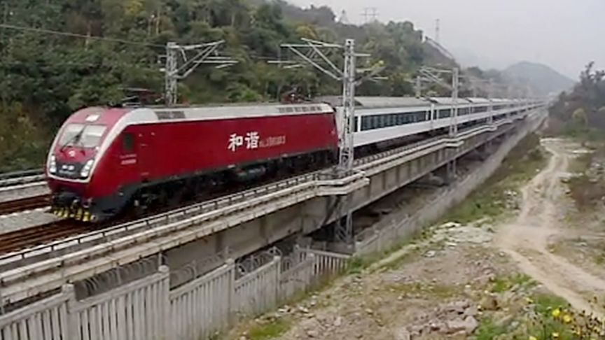 成都至北京西的Z50次直达列车 通过渭沱—重庆北北场区段