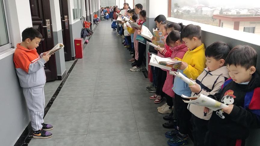 教室消毒中,爱学习的好孩子都在走廊里朗读呢!