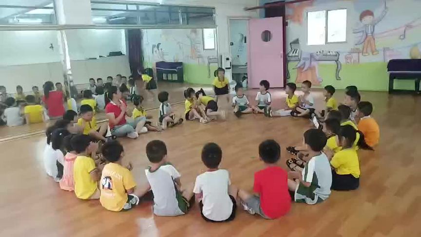 幼儿园丢手绢游戏