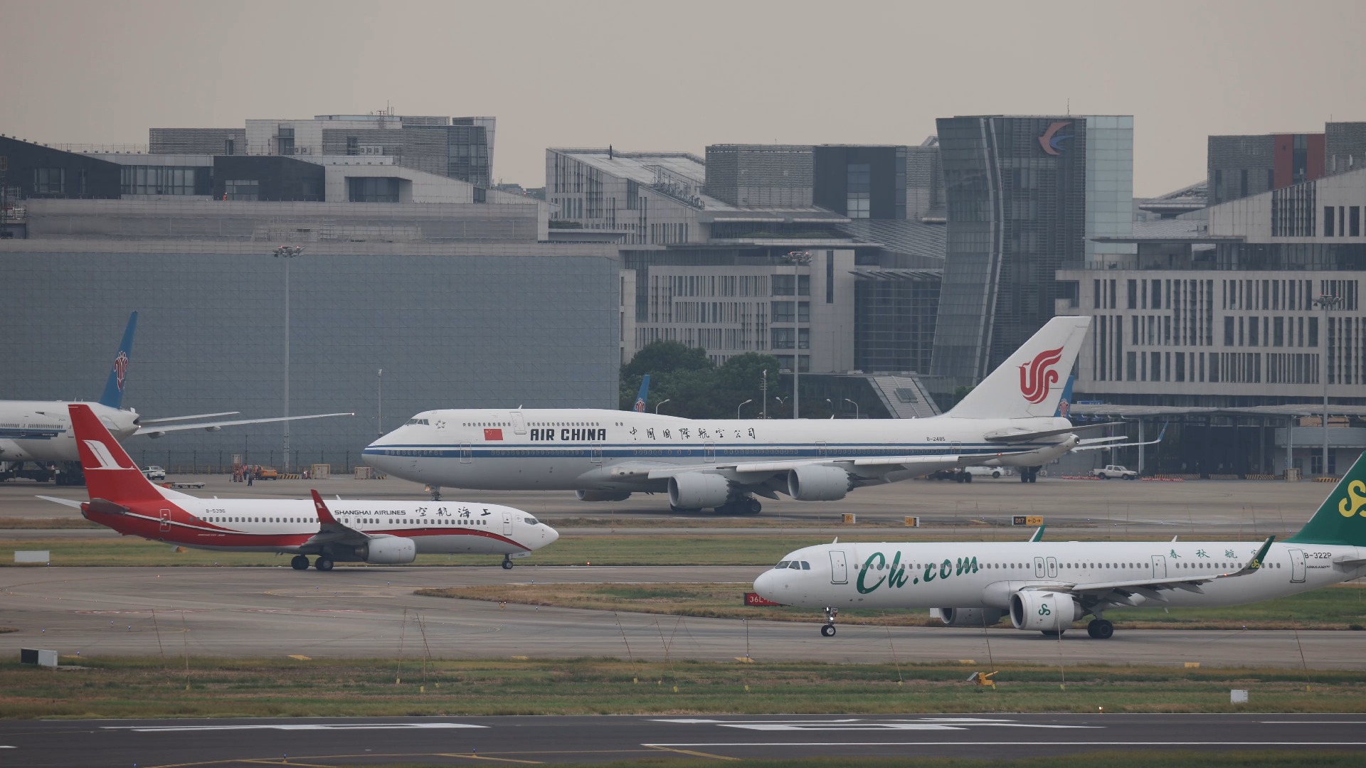 虹桥机场-747与919同框