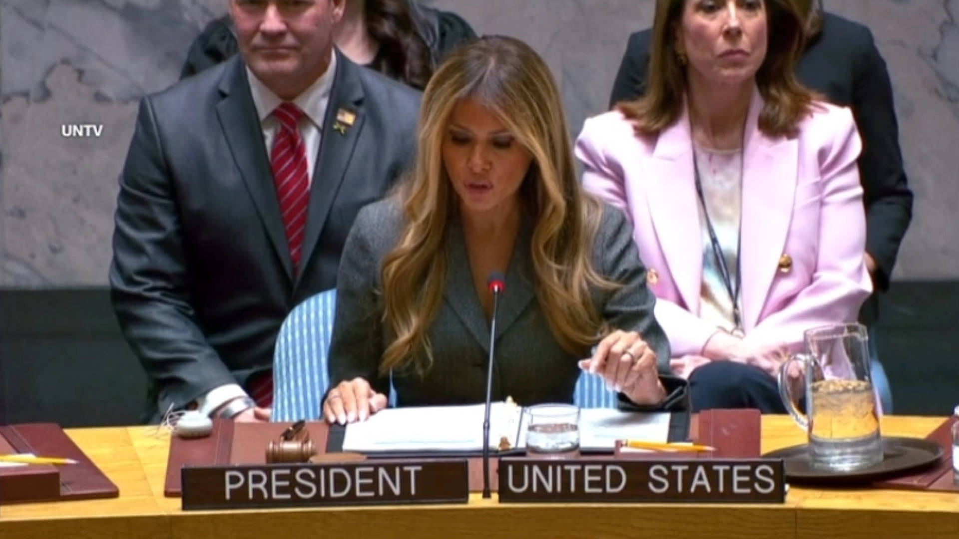 特朗普夫人称"美国与全世界儿童站在一起",网友:你丈夫下令轰炸伊朗...