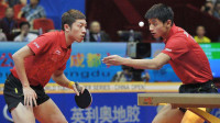 张继科搭档许昕打双打,一招扑地躲球让全场沸腾,这操作太骚了