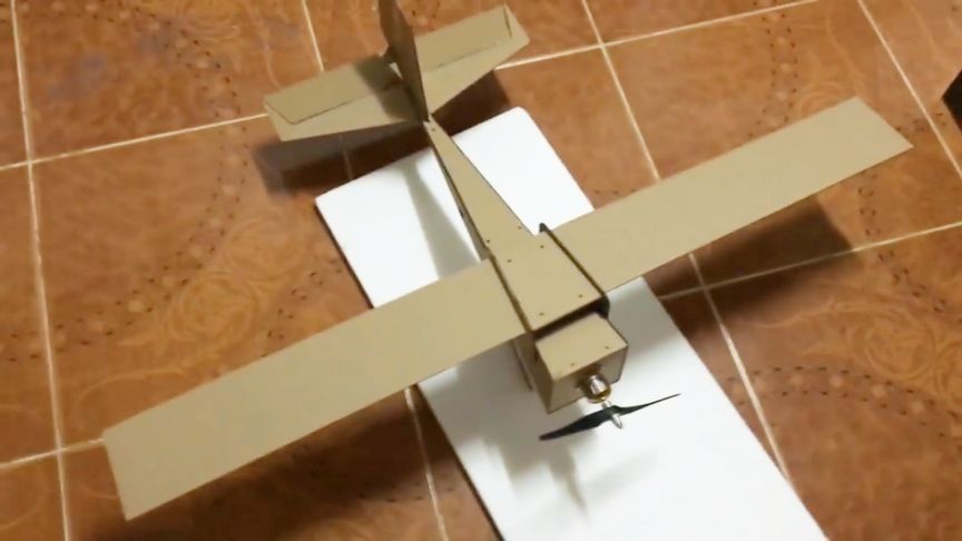 手工玩具制作,用纸板做的电动模型飞机