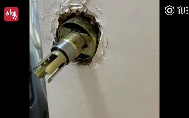 留京女孩的春节奇遇记:初一被困浴室三十多小时 靠敲击管道获救