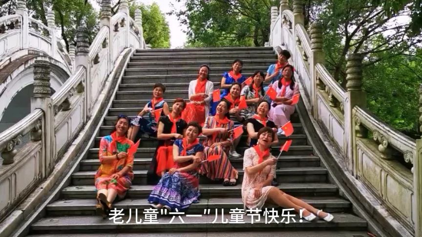 歌唱《让我们荡起双桨》。