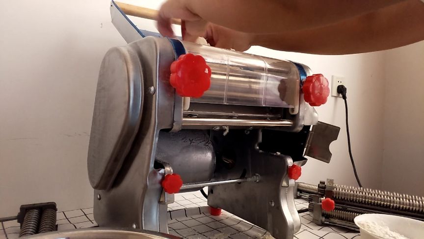 电动揉面压面一体机,家用商用都可以。