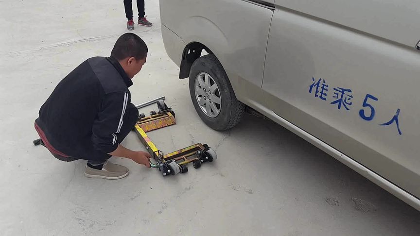 #叉车式移车器使用视频 #挪车 #移车 #移车神器 让挪车更轻松