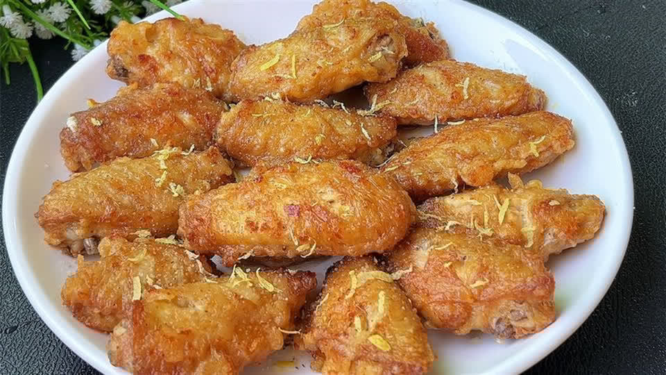 这才是柠檬鸡翅简单好吃的做法,皮脆肉嫩