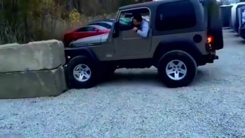 看看改装的二手车这悬挂行程,太厉害了,连翻车都是那么一气呵成