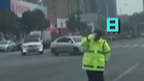 交警发现信号灯没有读秒功能,用动作手势代替红绿灯。网友:他一定很...