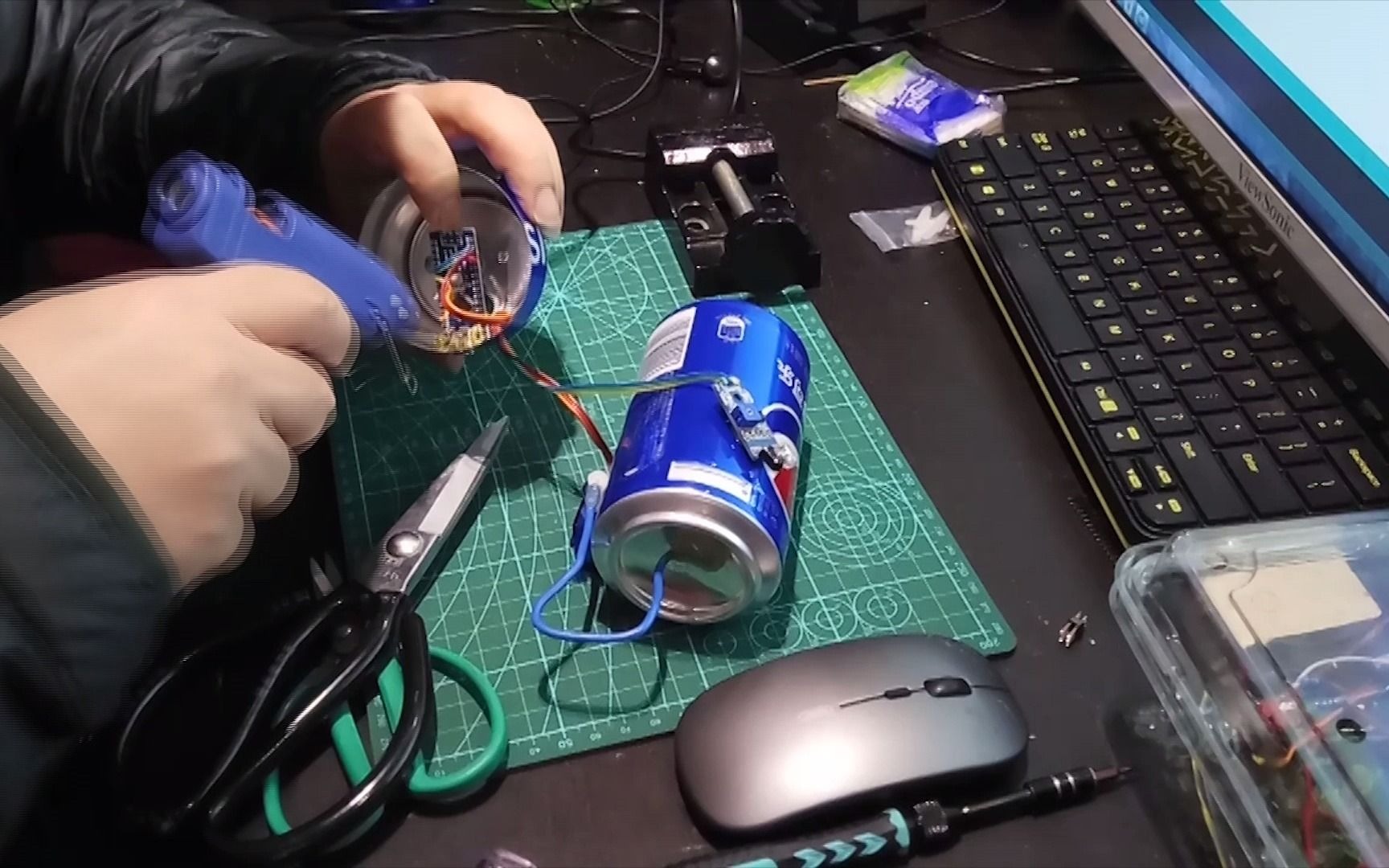 Arduino g9 舵机 红外传感器 可乐罐自制环保创意自动香烟缸,再也不用...