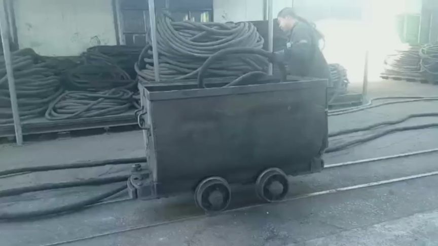 井下回收电缆上井盘点米数后,移交库房。