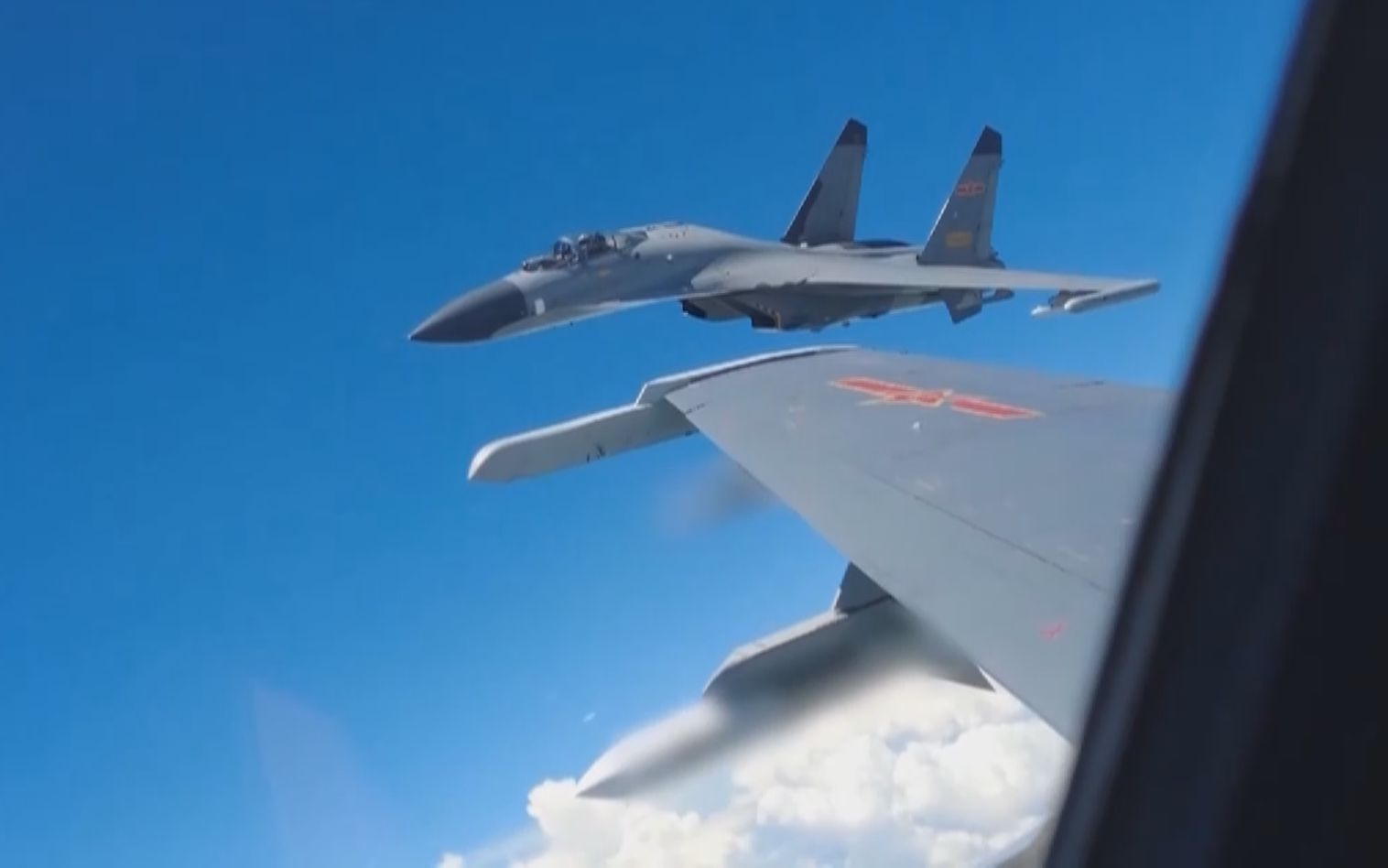 东部战区在台岛周边海空域组织联合军事行动成功完成各项任务