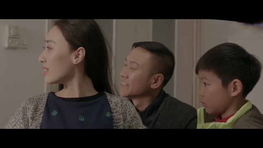 苦逼中年男人的儿子偷偷的把避孕套扎了洞让老婆怀了二胎
