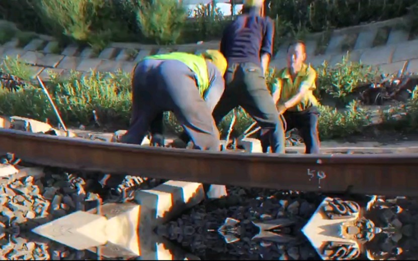 铁路工人更换轨枕