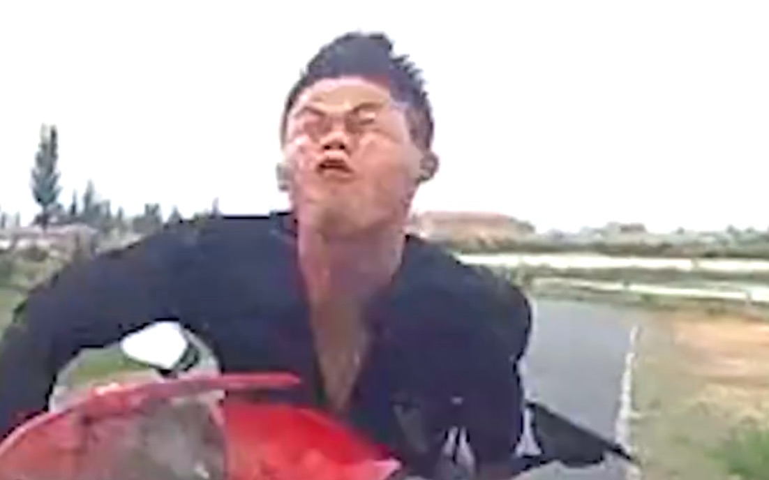 长记性了!男子骑电驴玩手机弯道上迎面撞轿车 面部疼到变形