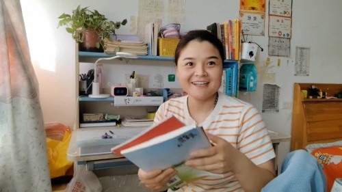 每年开学季都少不了的包书皮,今天安排上,你们家都谁给孩子们包